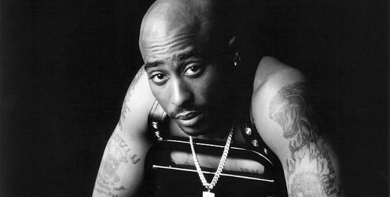 Mode : Quand Tupac Shakur défilait pour Versace en 1995 - L-FRII