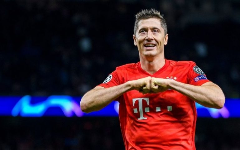 Bayern : Robert Lewandowski pose avec son ballon d'or (photo) - L-FRII