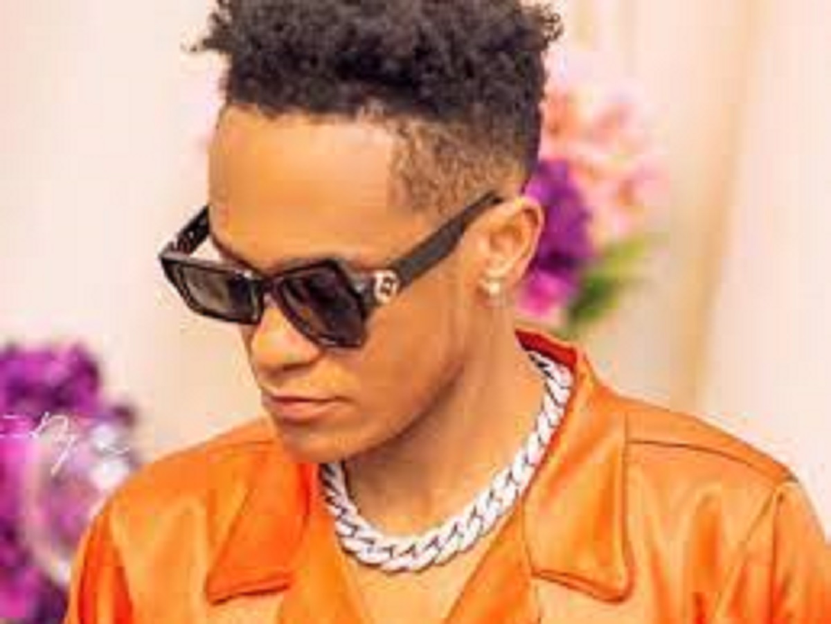 Innoss’B : quand le chanteur retourne à l'école en mode élève, la toile ...