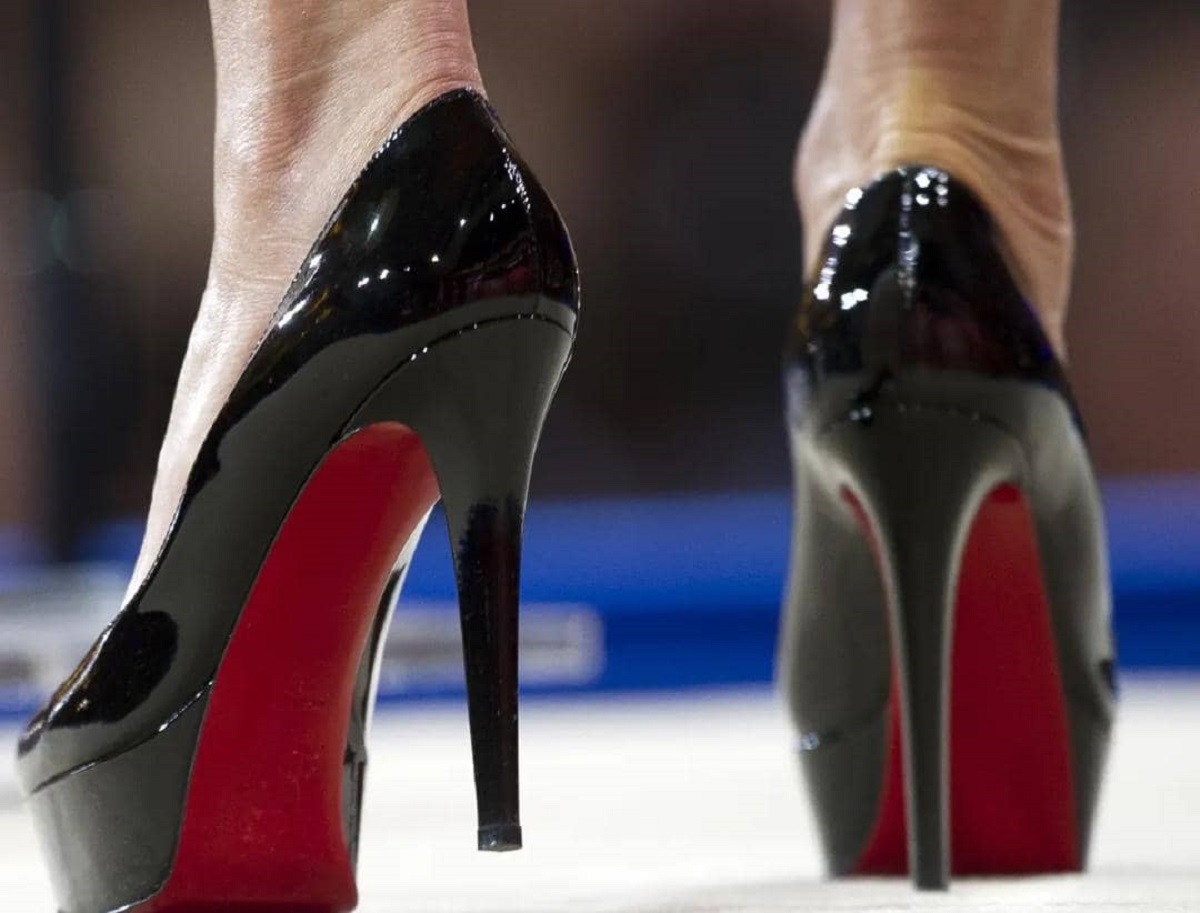 Pourquoi les chaussures Louboutin ont-elles des semelles rouges ? voici ...
