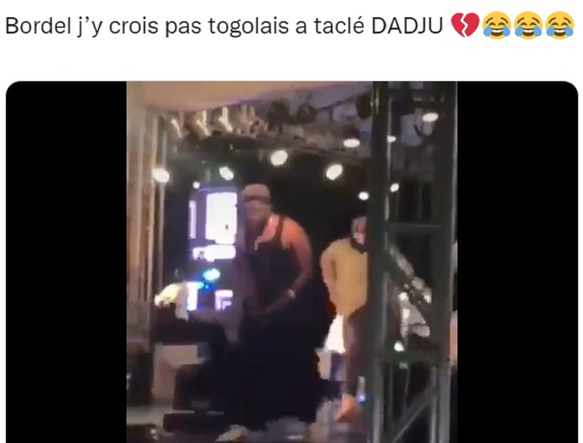 (Vidéo) Togo : Il glisse et fait tomber Dadju sur scène - L-FRII