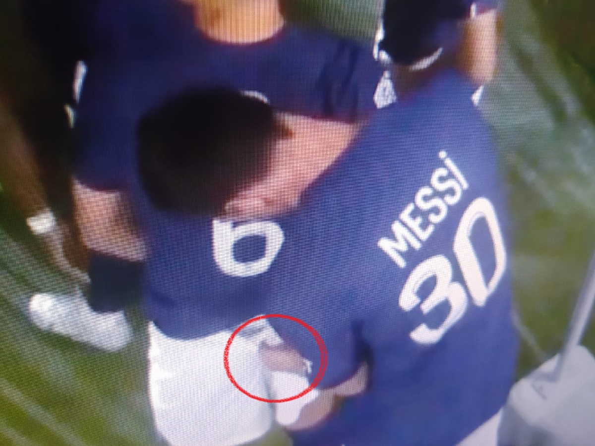 Messi est-il devenu g@y ? Ce geste de la star sur Marco Verratti qui ...