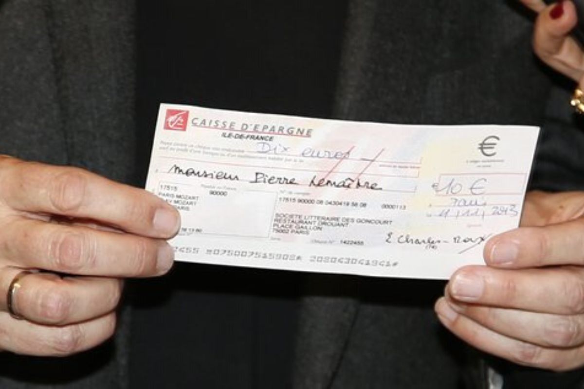 Il trouve un chèque de 4,6 millions d'euros, le détruit, et reçoit… des ...